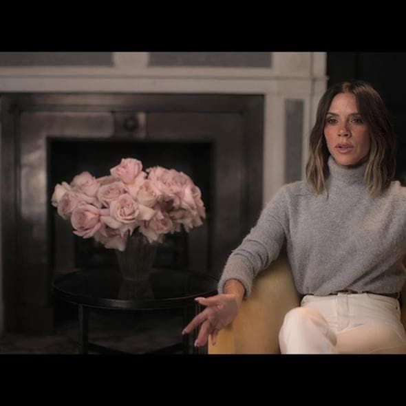Victoria Beckham: il vestito marrone in satin è di tendenza moda ...