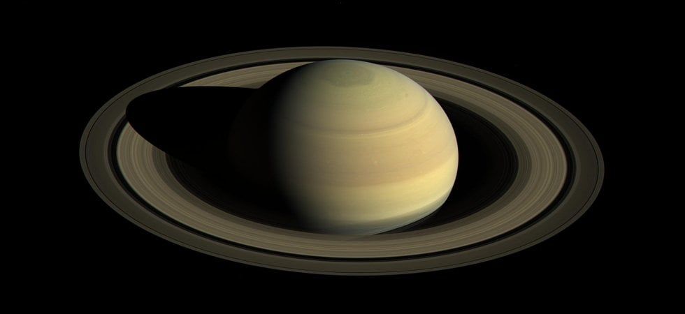 Particelle misteriose nell'atmosfera di Saturno - Le Scienze